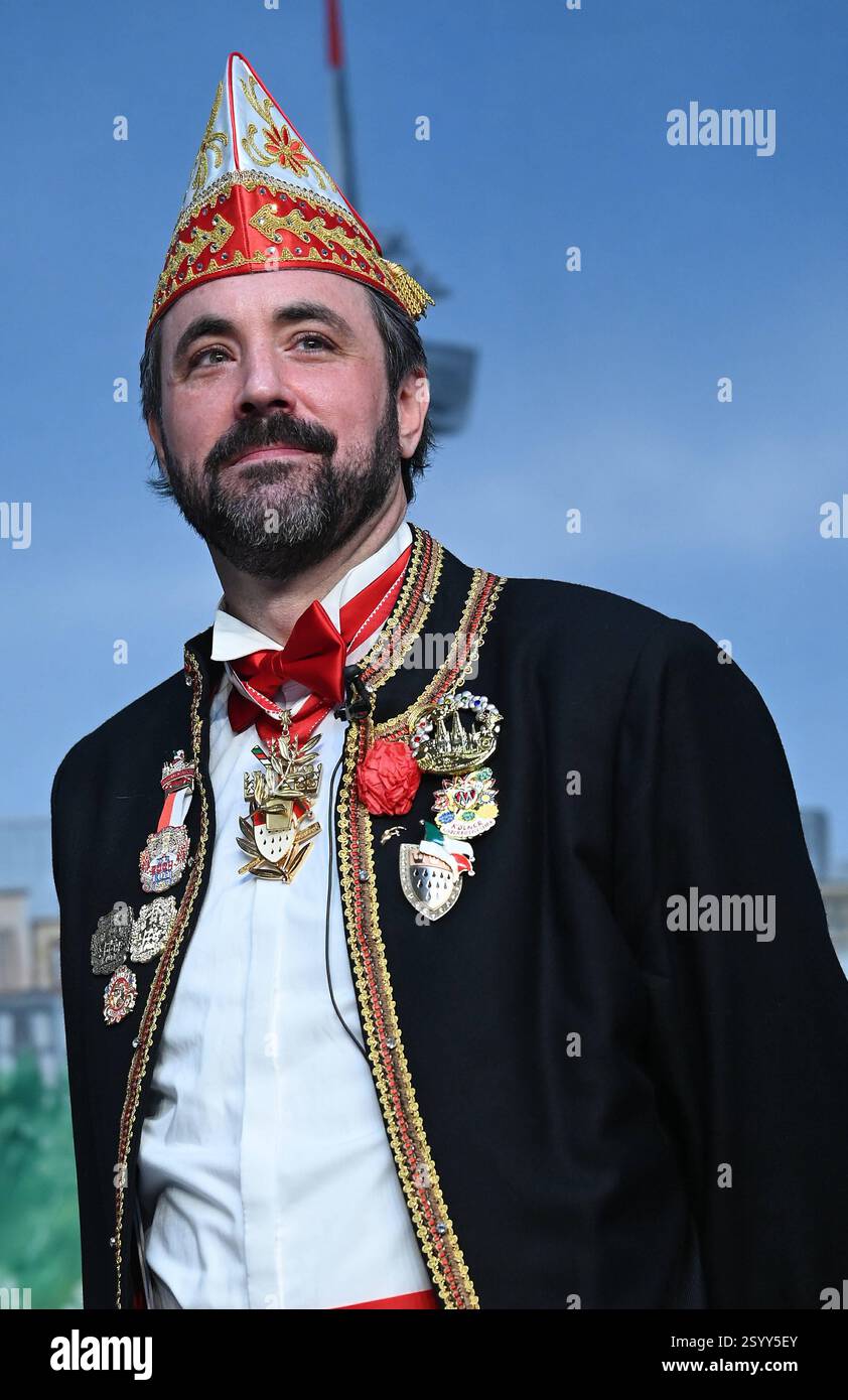 Der Zugleiter des Rosenmontagszug Marc Michelske - beim Richtfest zum ...