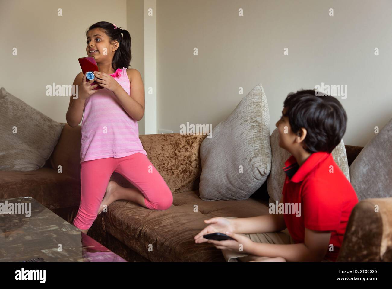 Girl boy mobile phones hi-res stock photography and images - Alamy