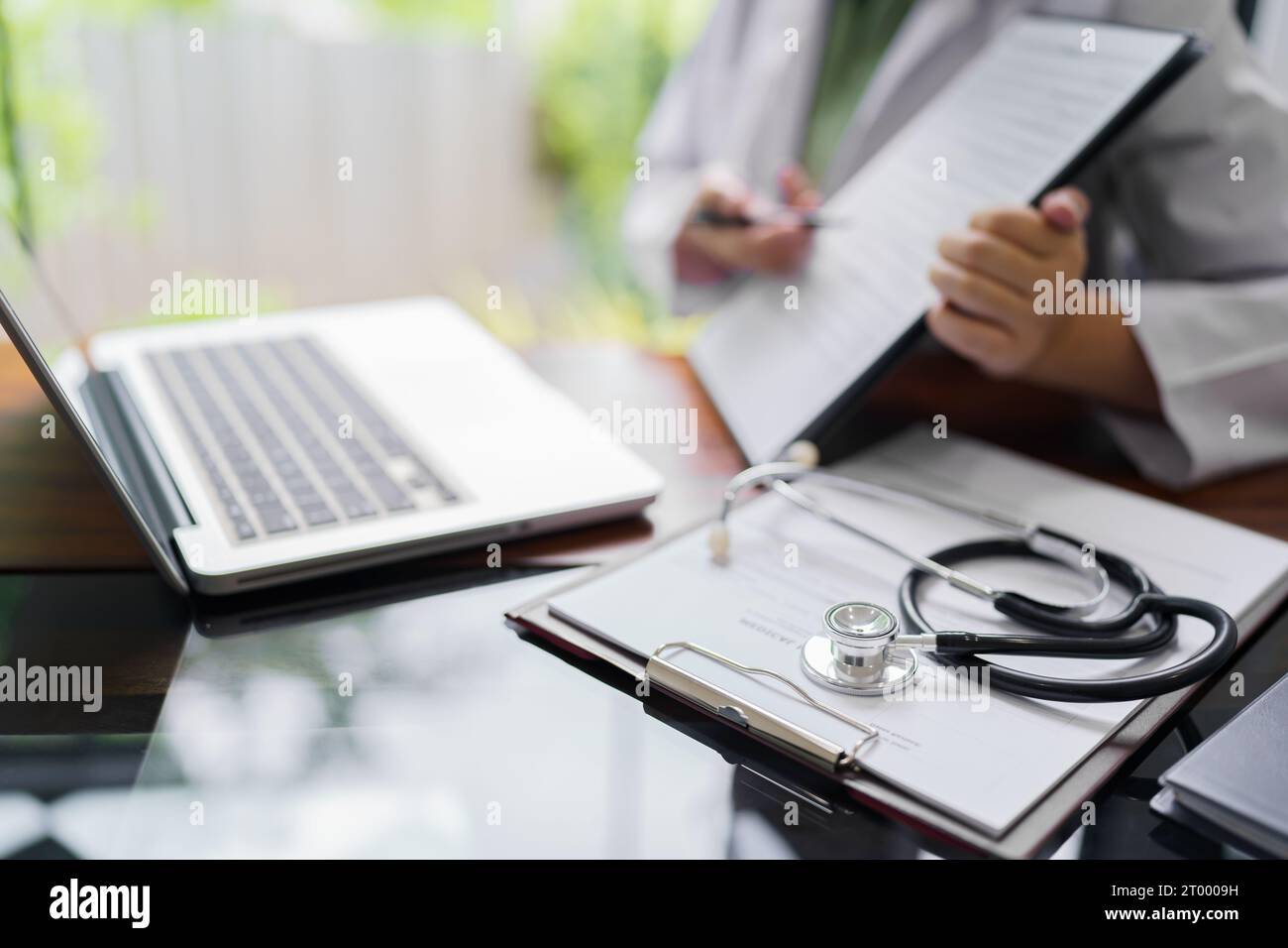 Doctor talking to online patient on laptop online consultation health ...