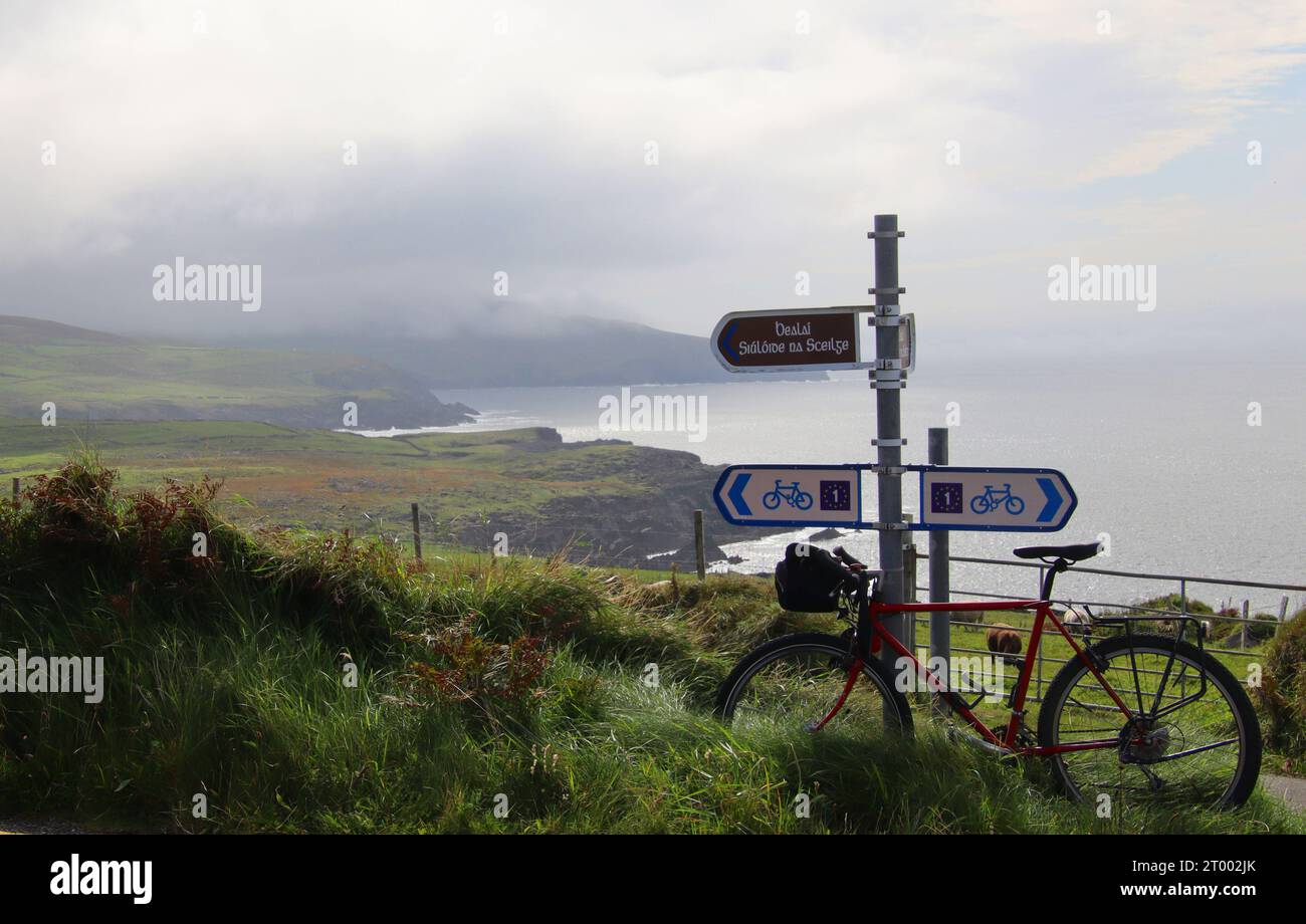Irland: Wegweiser EuroVelo Route 1 Atlantikküste-Route am Skelling Ring ...