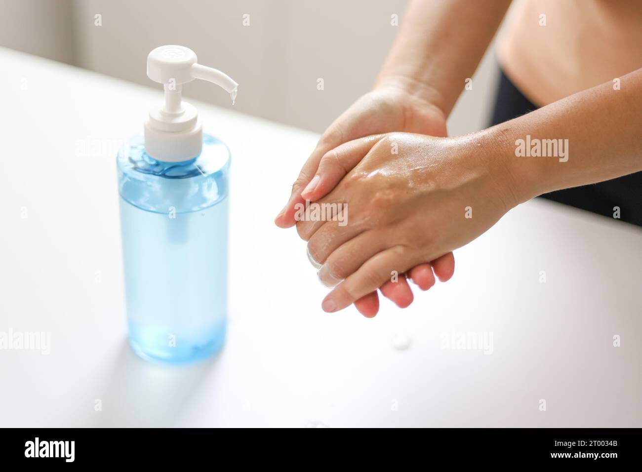 Hand applying hi-res stock photography and images - Alamy