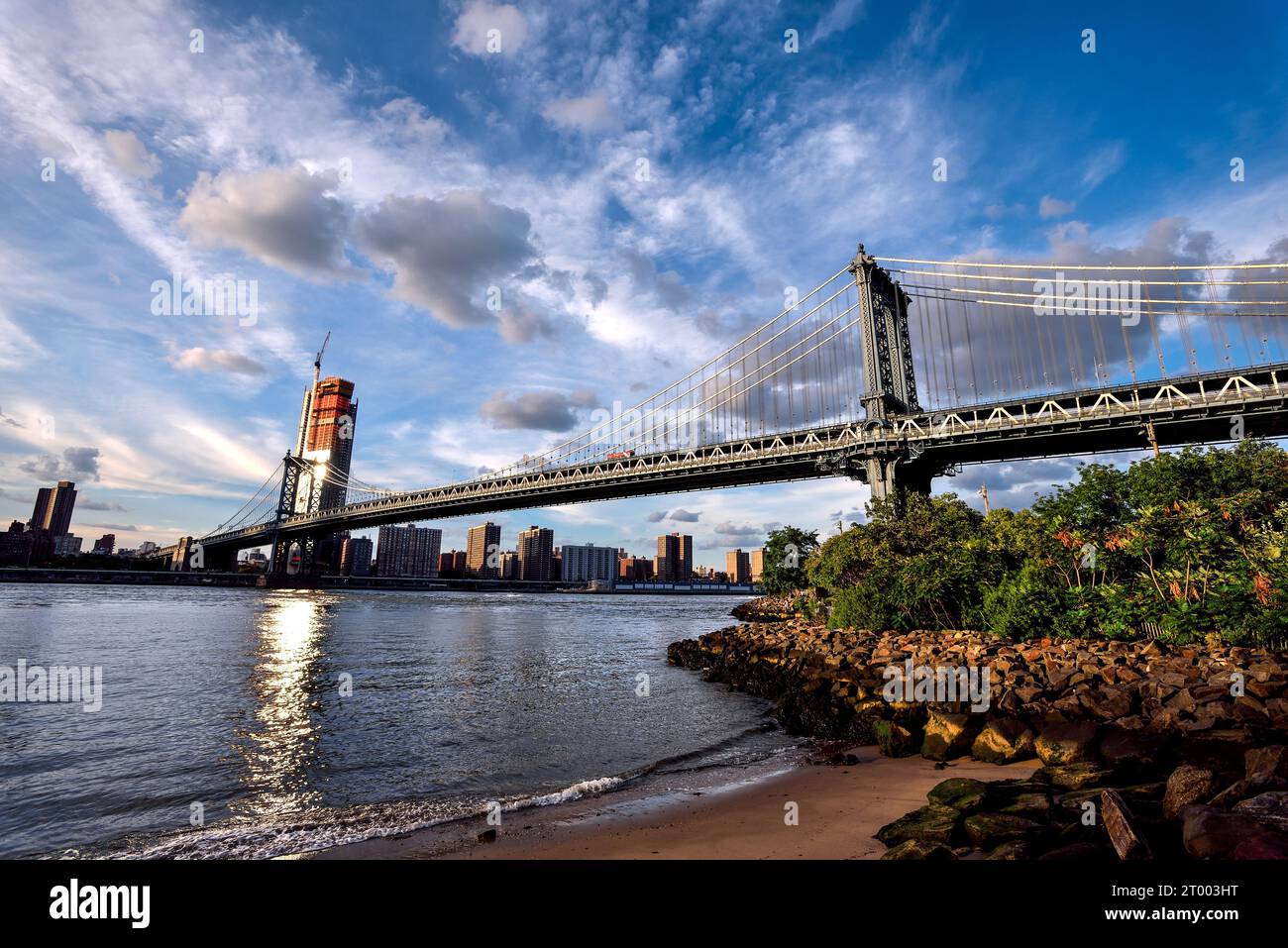 The Manhattan Bridge seen from the Pebble Beach in Brooklyn Bridge Park ...