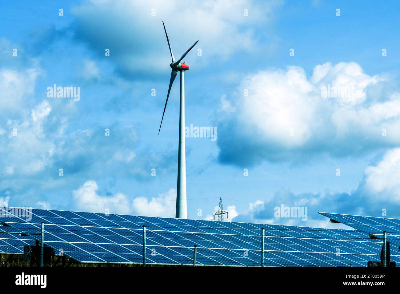 Solarfeld und Windrad längs der A9 München-Nürnberg, 30.09.2023 ...