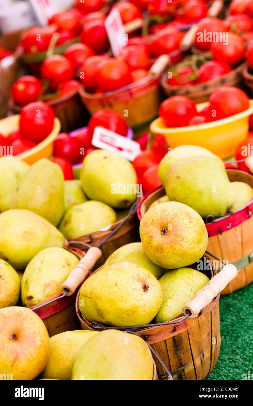 Fresh produce at an open air market hi-res stock photography and images ...