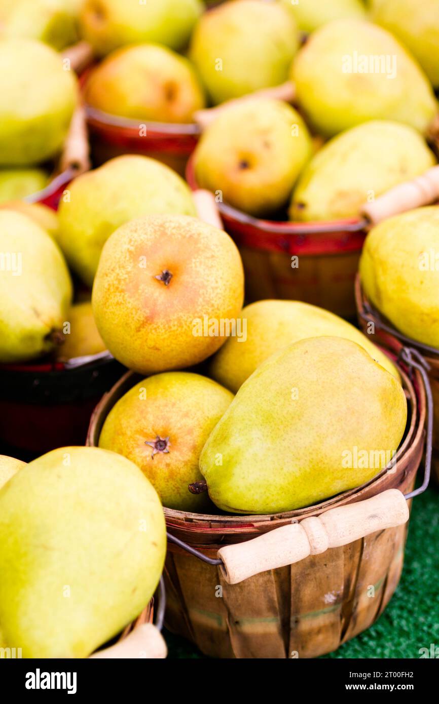 Vibrant fresh produce market hi-res stock photography and images - Alamy