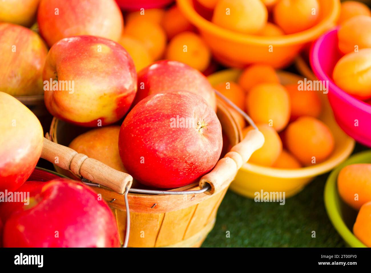 Fresh produce at farmers market hi-res stock photography and images - Alamy