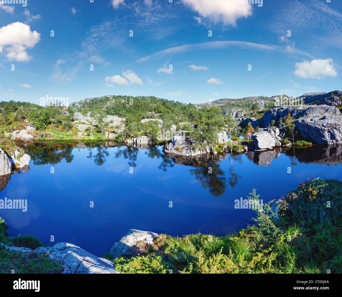 Mountain lake deep green forest hi-res stock photography and images - Alamy