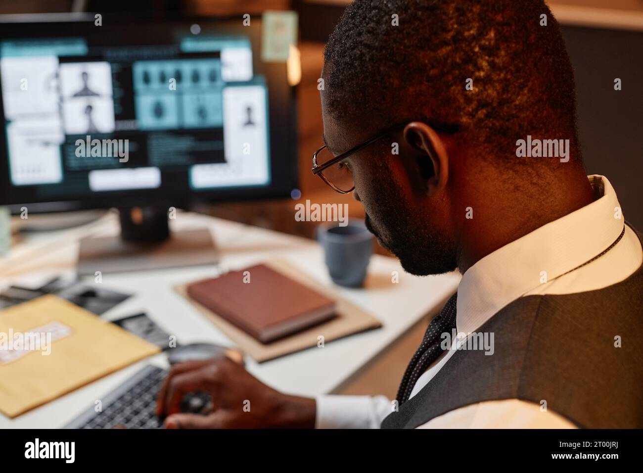 African american detective hi-res stock photography and images - Alamy