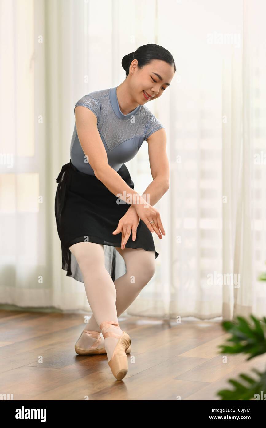 Shot of smiting ballet dancers rehearsing in bright dance studio. Dance ...