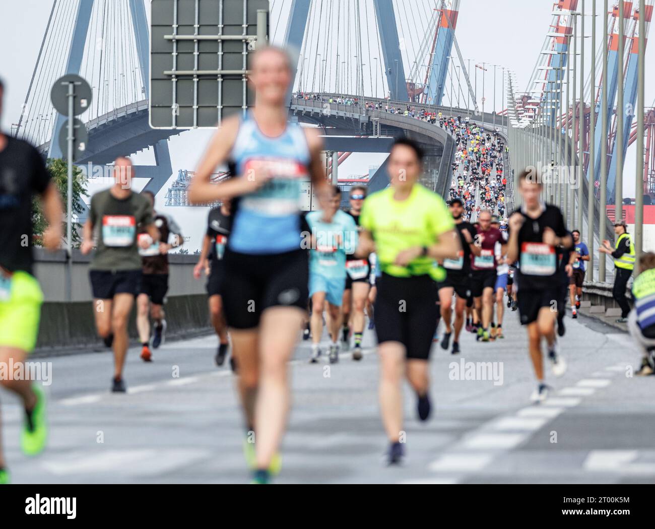 Hamburg, Germany. 03rd Oct, 2023. Runners run across the Köhlbrand ...