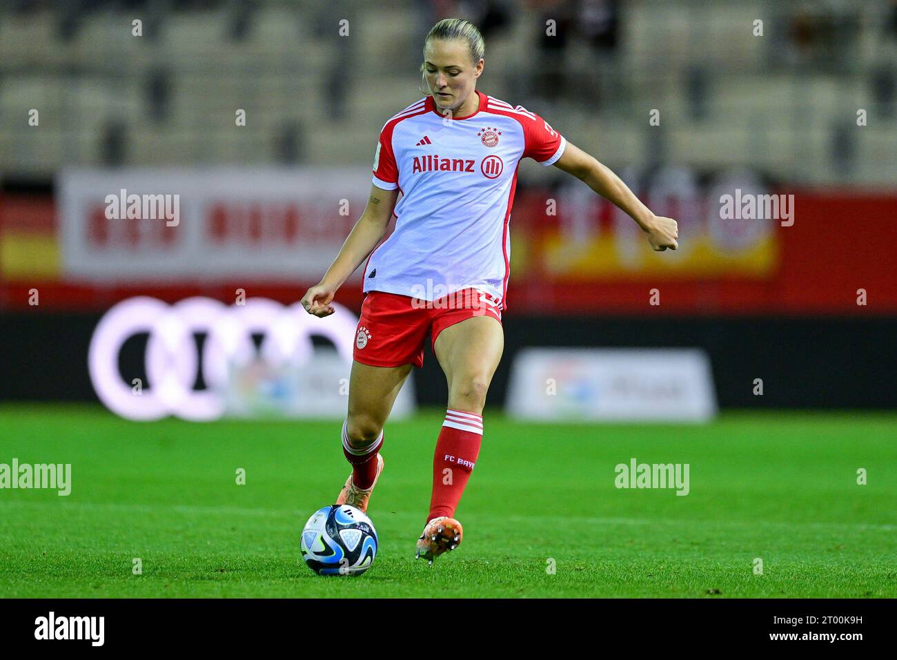 Magdalena Eriksson (FC Bayern München, FCB, 5) am Ball, Freisteller ...