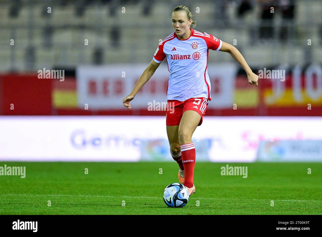 Magdalena Eriksson (FC Bayern München, FCB, 5) am Ball, Freisteller ...