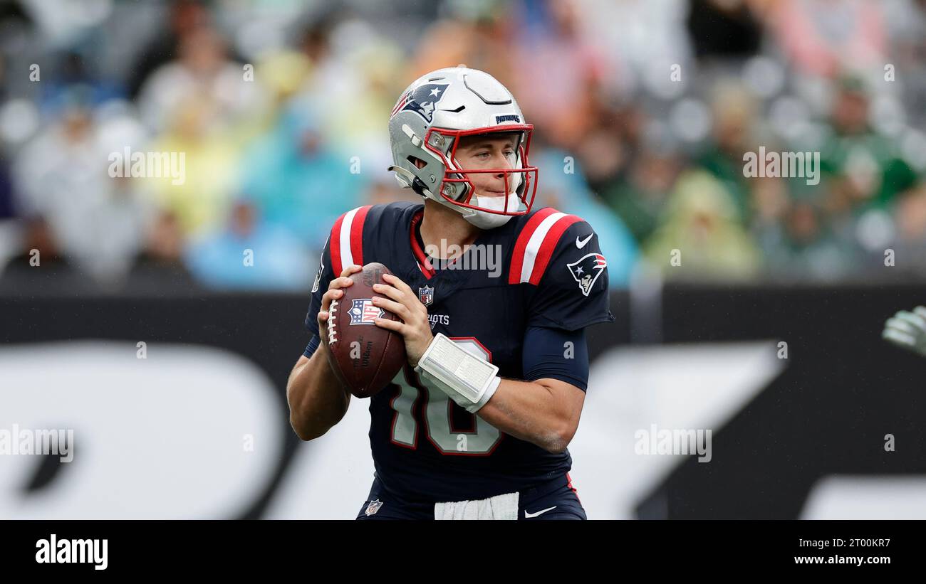 New England Patriots quarterback Mac Jones (10) passes against the New ...