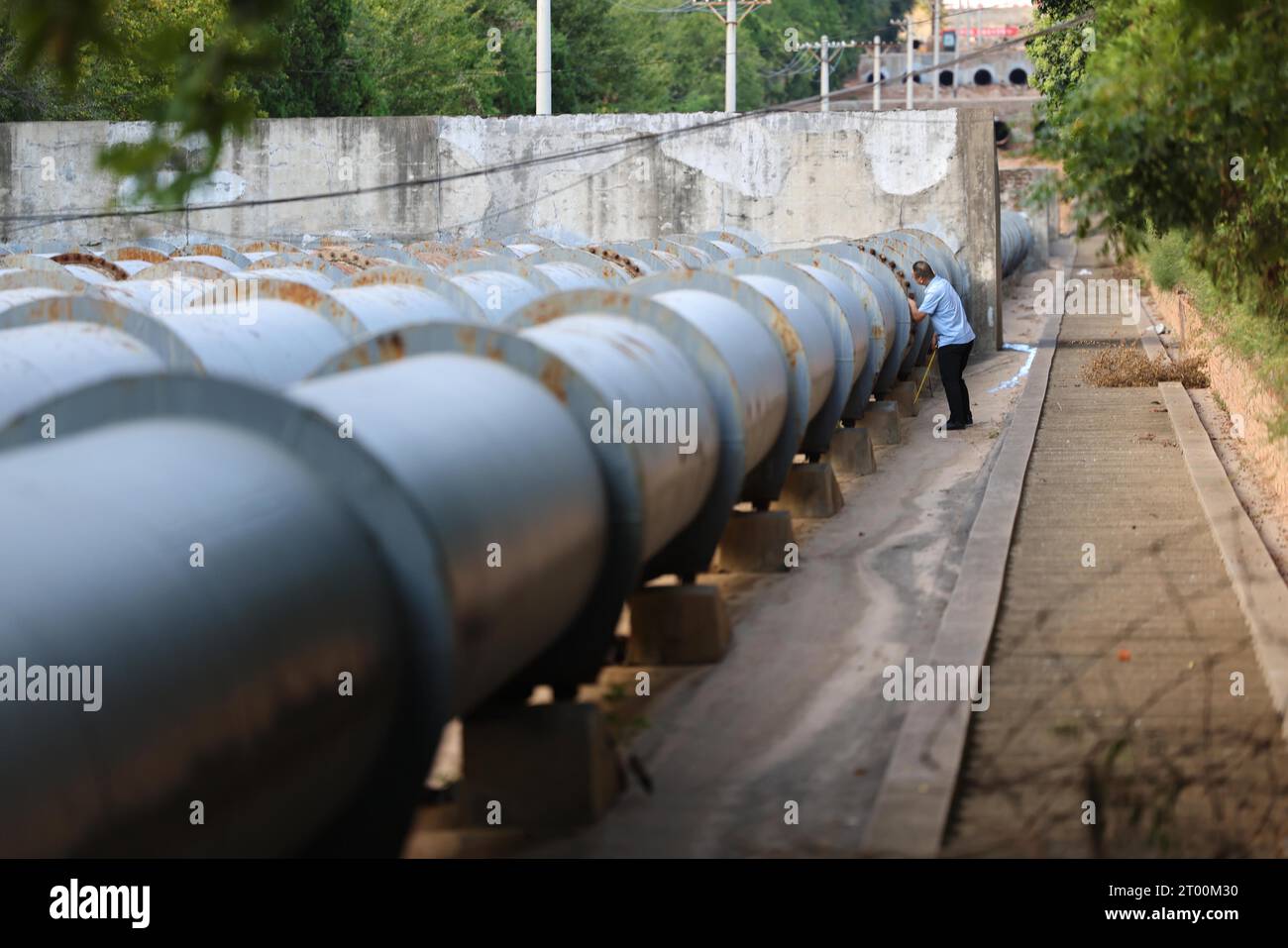 (231003) -- RUICHENG, Oct. 3, 2023 (Xinhua) -- A staff member maintains ...