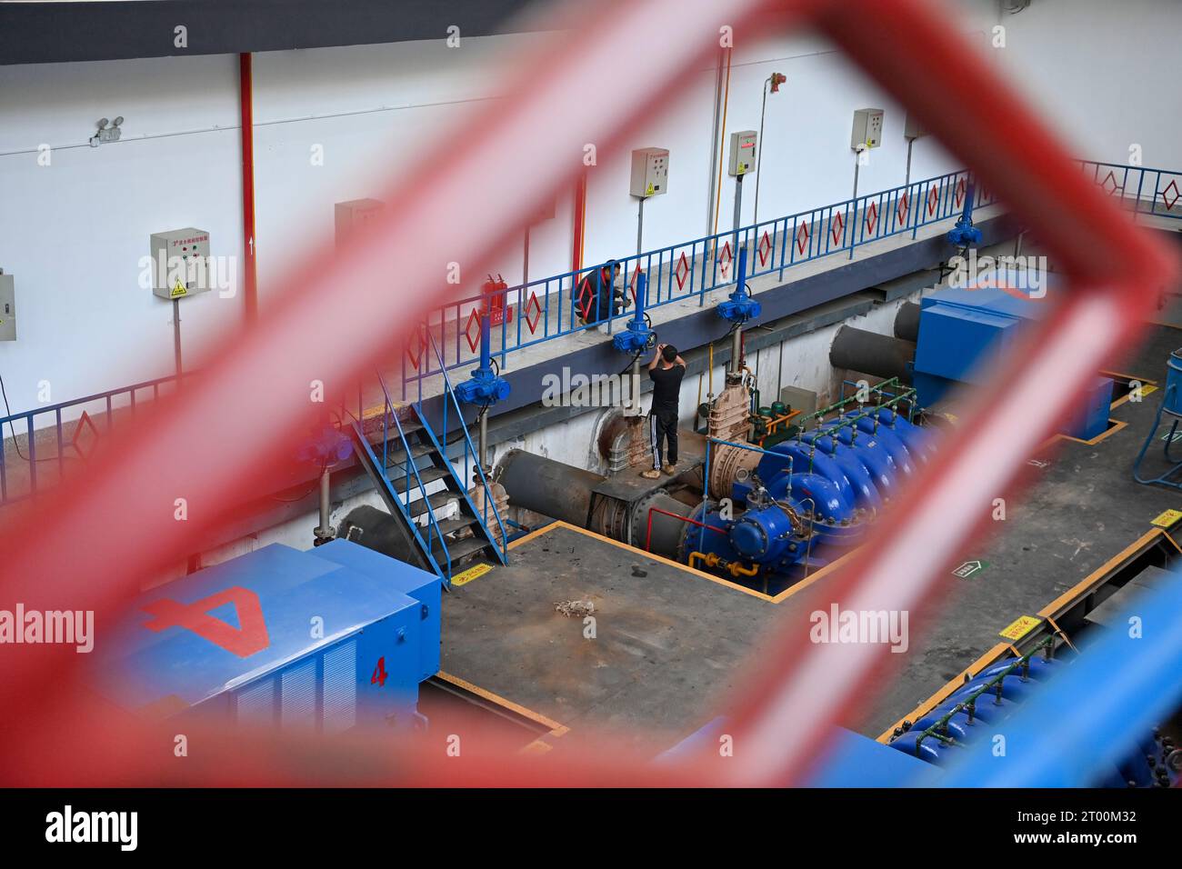 (231003) -- RUICHENG, Oct. 3, 2023 (Xinhua) -- Staff members check ...