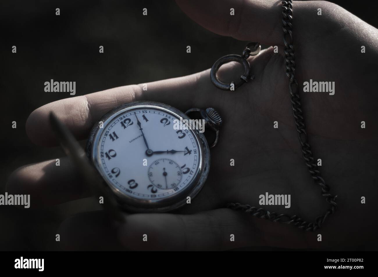 Hand holding pocket watch hi-res stock photography and images - Alamy