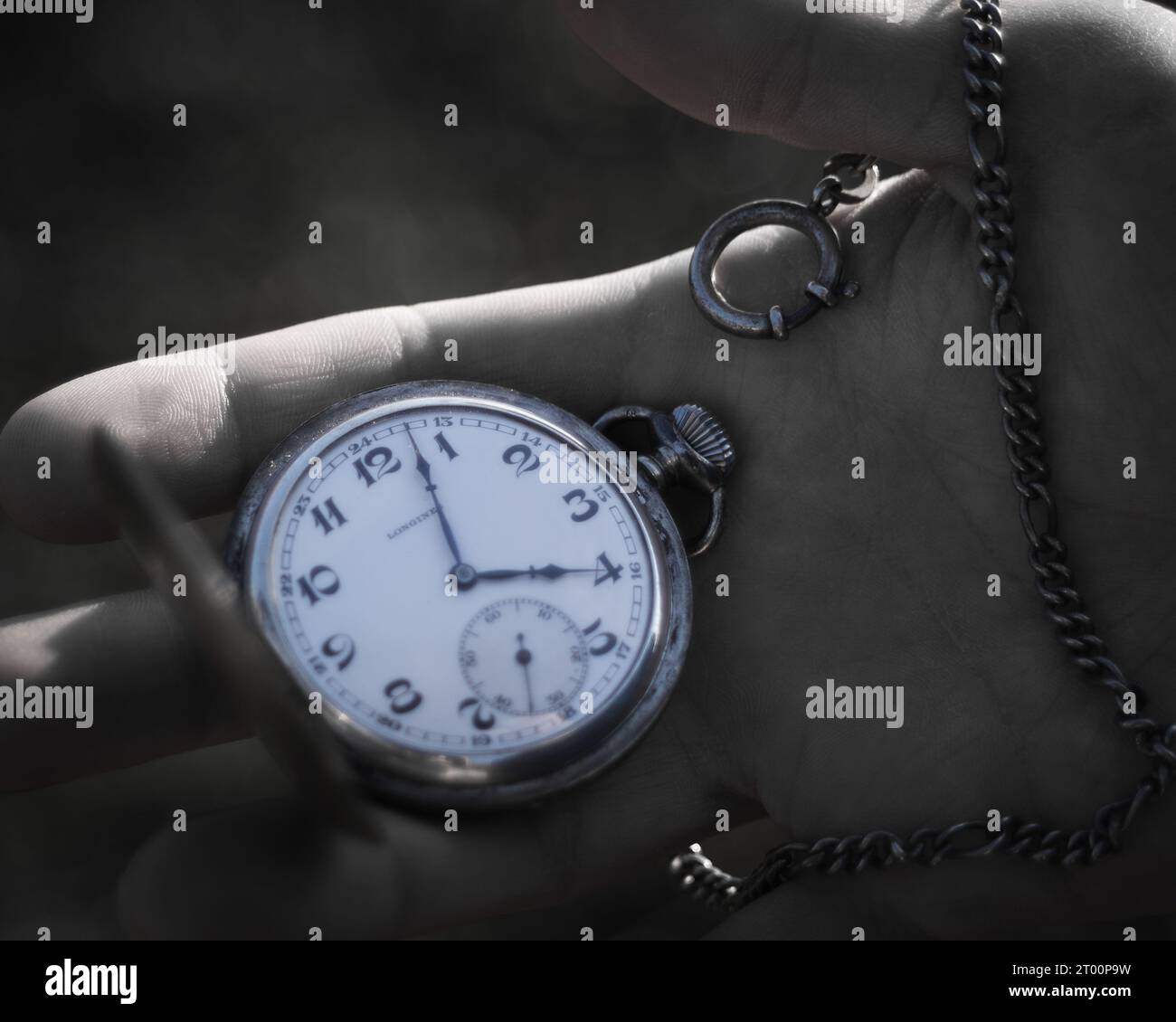 Hand holding pocket watch hi-res stock photography and images - Alamy