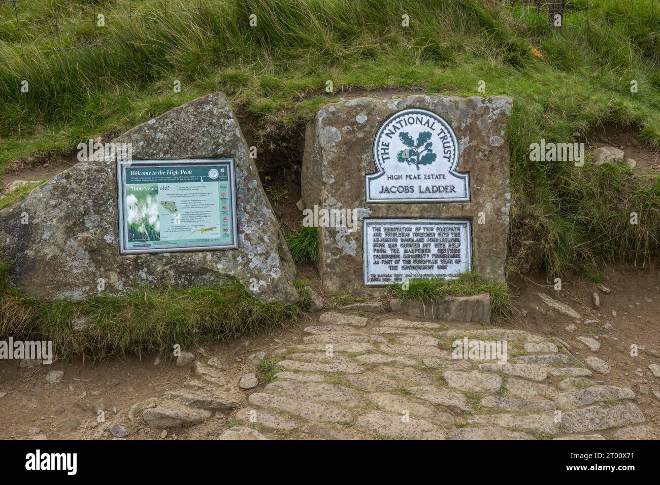 06.08.2023 Edale, Derbyshire, UK. Signs at base of Jacobs ladder below ...