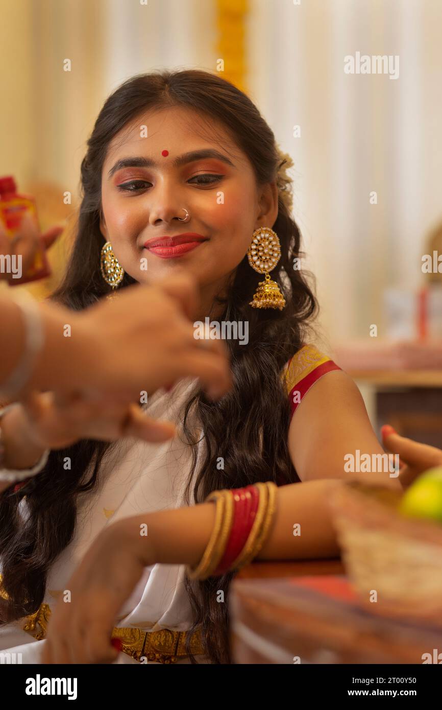 Portrait of beautiful Bengali young woman in traditional outfit Stock Photo - Alamy