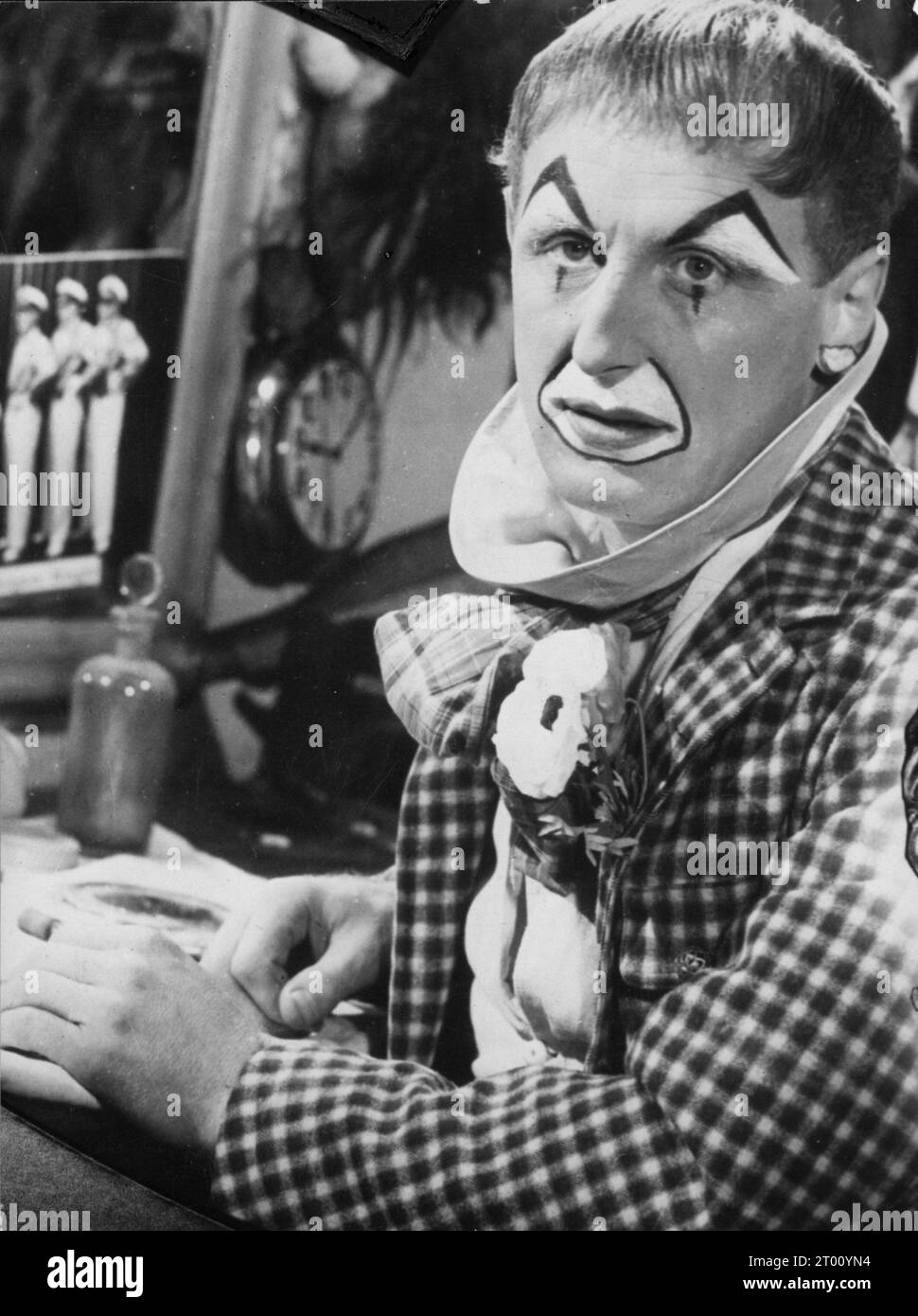 Le Coeur sur la main Year: 1949 - France Bourvil Director: André ...