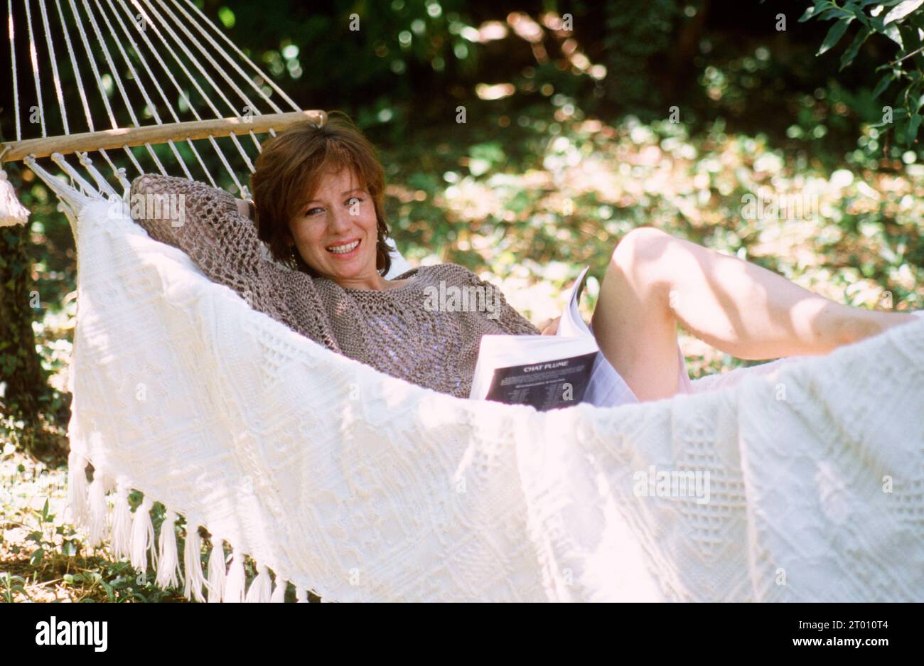 La comédienne et écrivaine française Eva Darlan chez elle en août 1985 ...