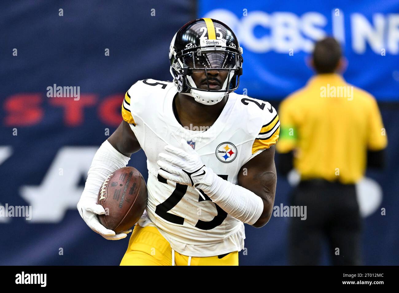 Pittsburgh Steelers cornerback Desmond King II (25) warms up prior to ...