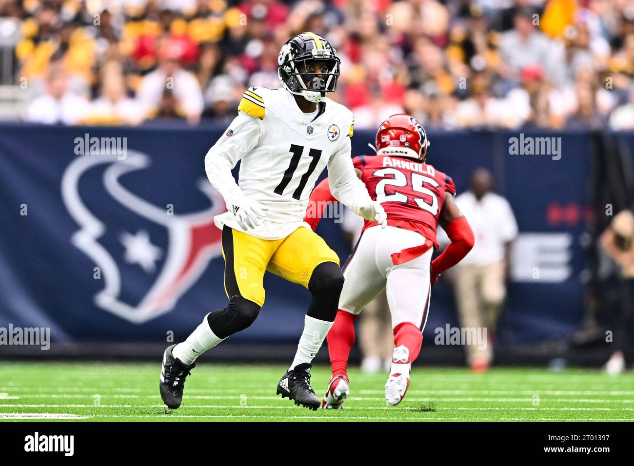Pittsburgh Steelers wide receiver Allen Robinson II (11) in action ...