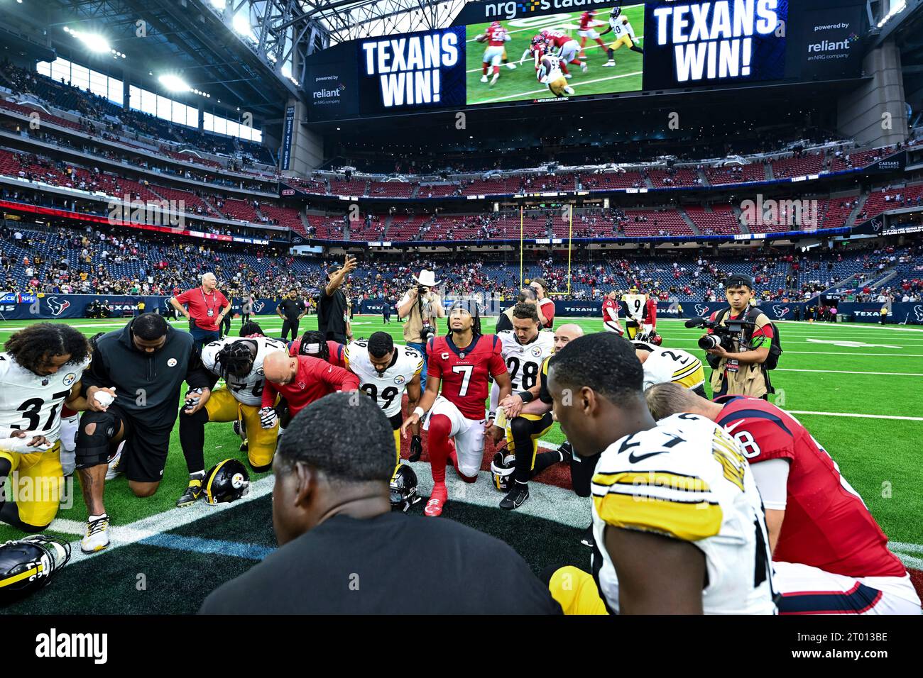 Pittsburgh Steelers and Houston Texans players gather for prayer after ...