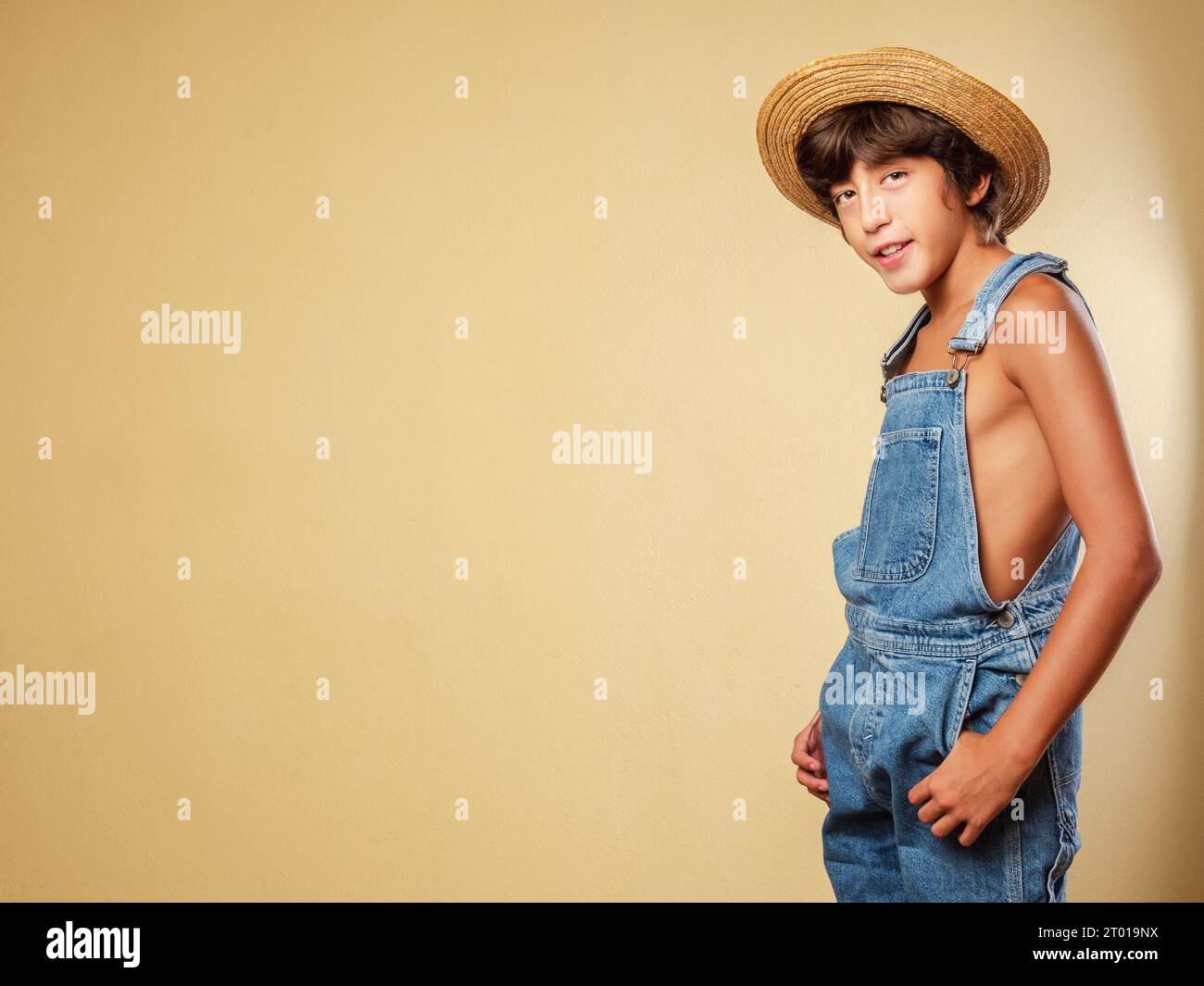 Farmer hands dressed in hi-res stock photography and images - Alamy