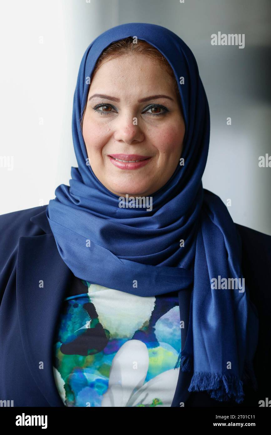 Women in veil hi-res stock photography and images - Alamy