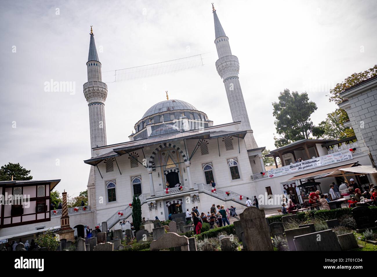 Berlin, Germany. 03rd Oct, 2023. Visitors to the Sehetlik Mosque on ...