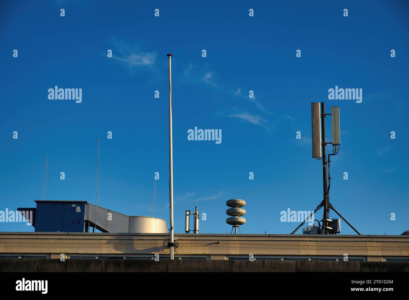 Structures on the roof of a building, a.o. an air raid siren and ...