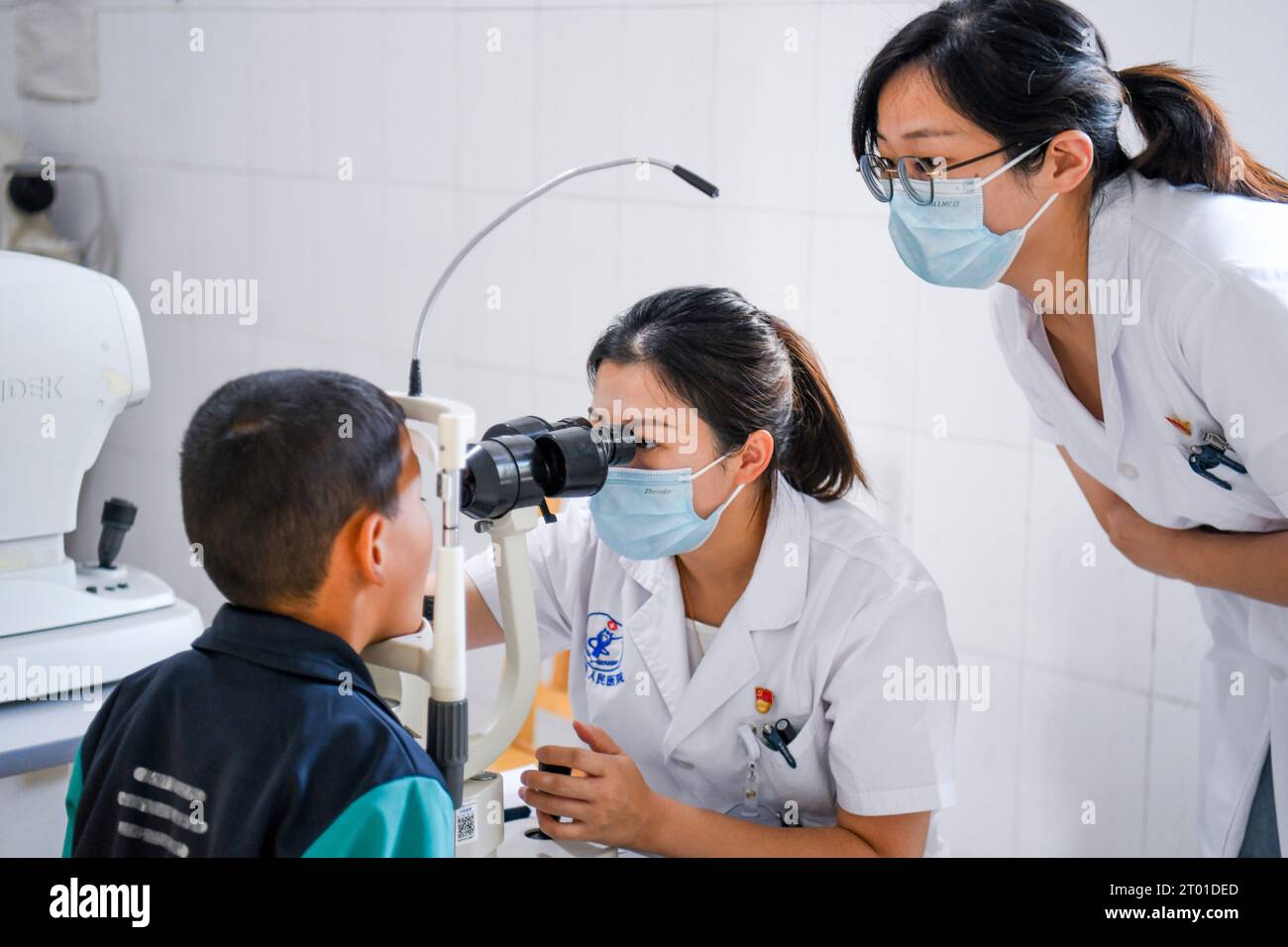 (231003) -- URUMQI, Oct. 3, 2023 (Xinhua) -- A young patient receives ...