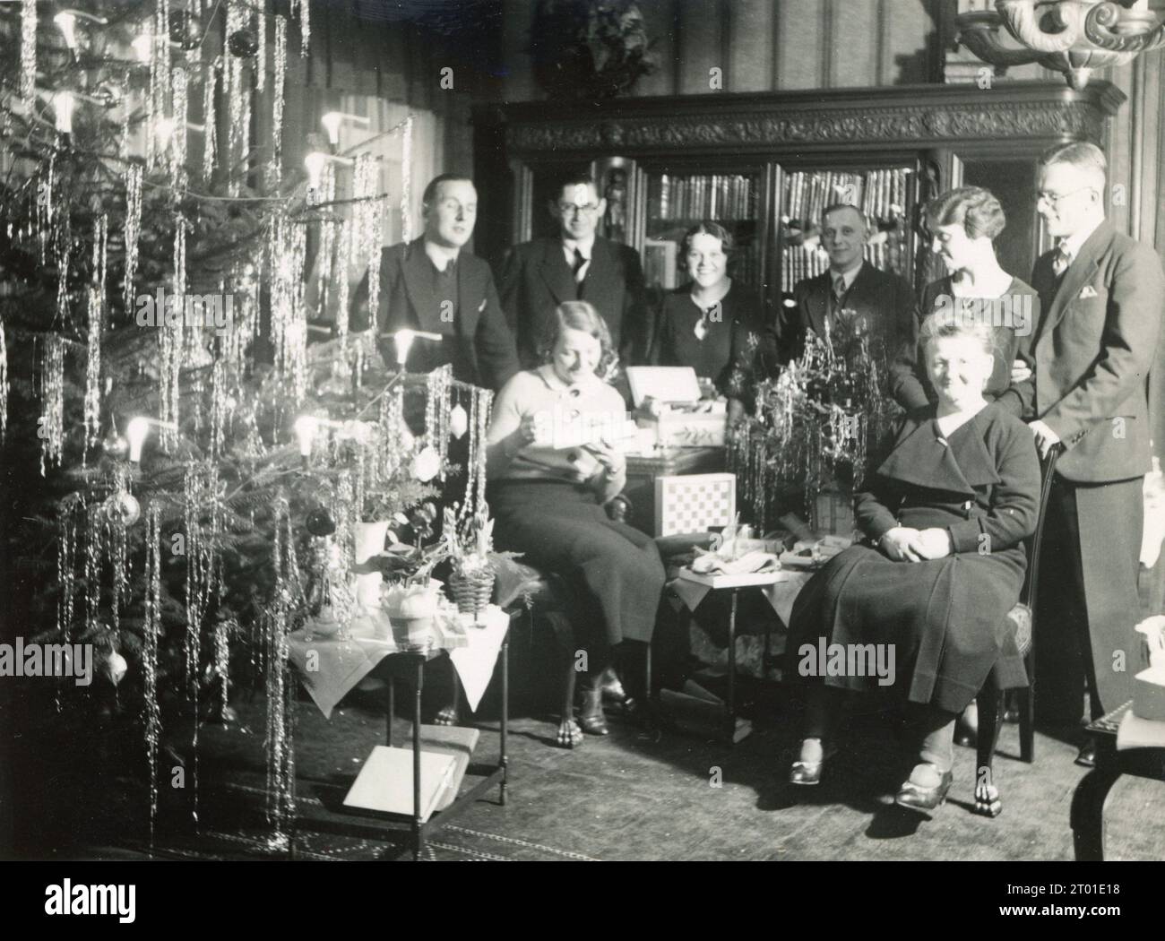 Early 1900s family with xmas tree hi-res stock photography and images ...