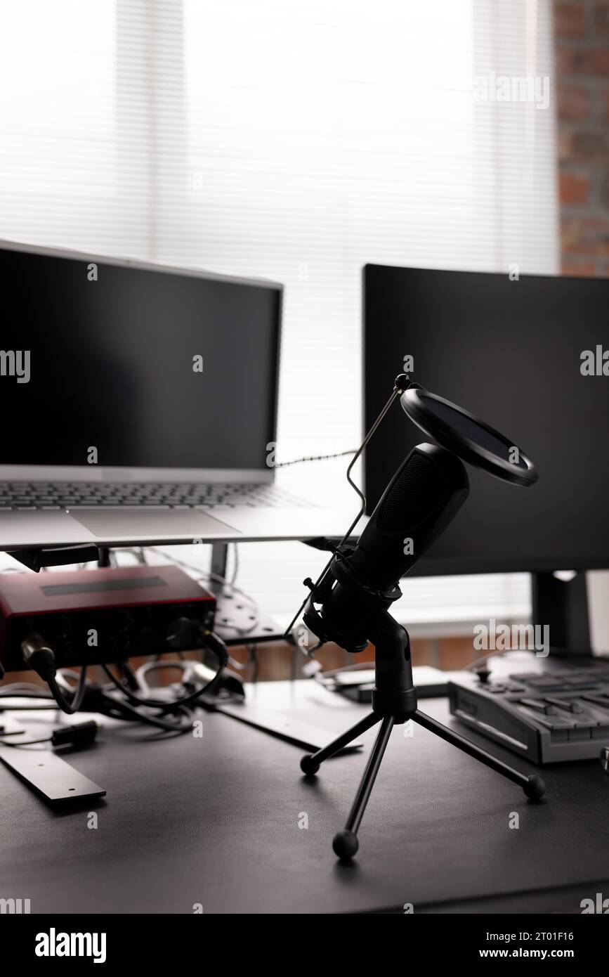Set up mic hi-res stock photography and images - Alamy