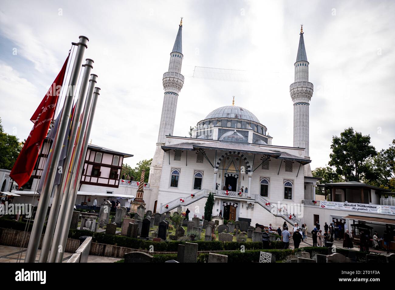 Berlin, Germany. 03rd Oct, 2023. Visitors to the Sehetlik Mosque on ...