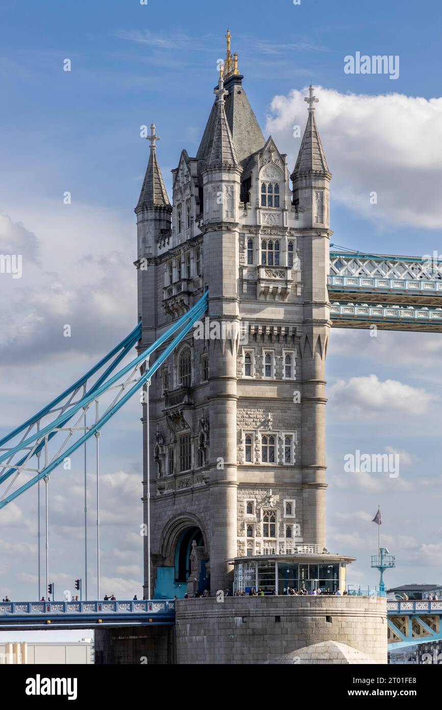 One of the two towers of Tower Bridge in London's East End Stock Photo ...