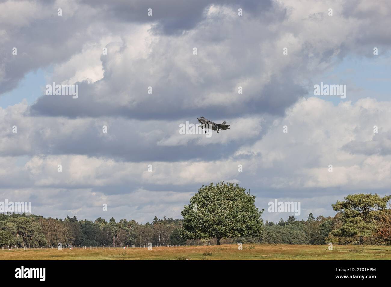 A USAF Lockheed Martin F-35 Lightning II lands RAF Lakenheath ...