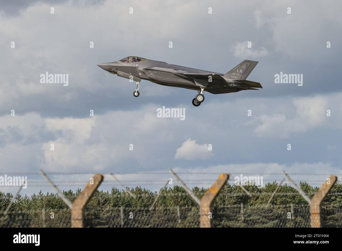 A USAF Lockheed Martin F-35 Lightning II lands RAF Lakenheath ...