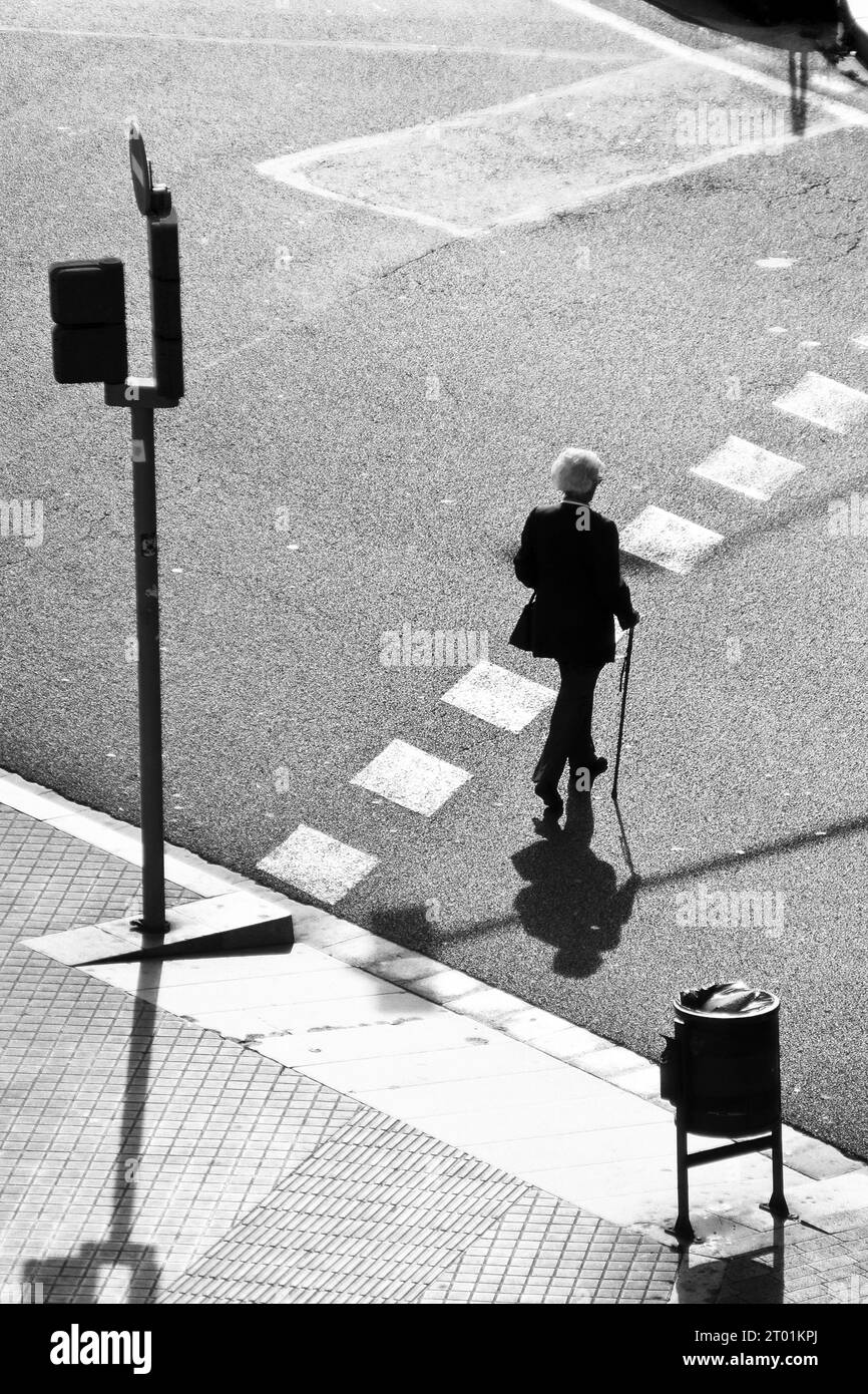 Old man crossing road old hi-res stock photography and images - Alamy