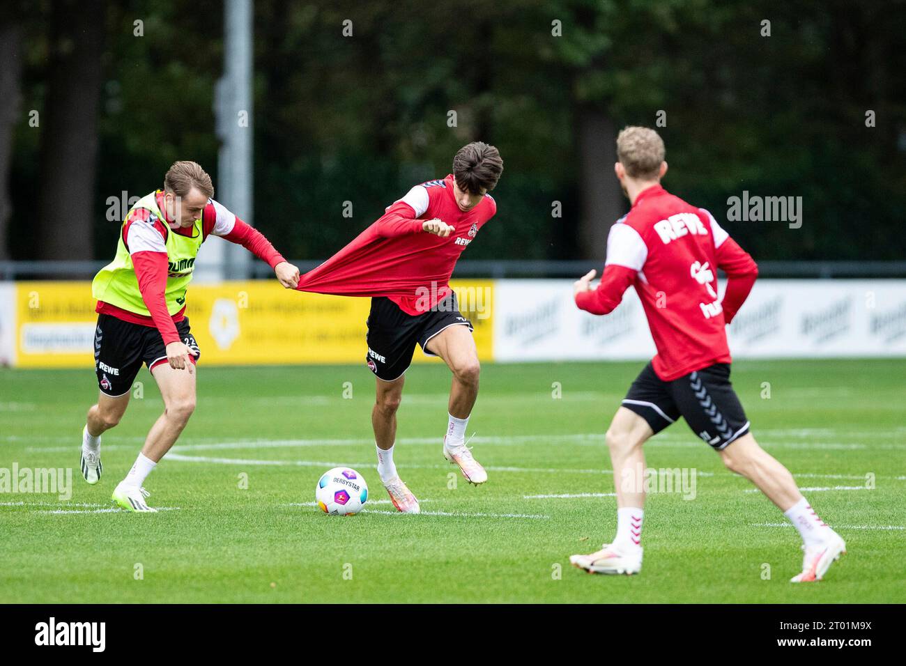 Koeln, Deutschland. 03rd Oct, 2023. Zweikampf Jacob Christensen (1.FC Koeln, 22), Denis ...