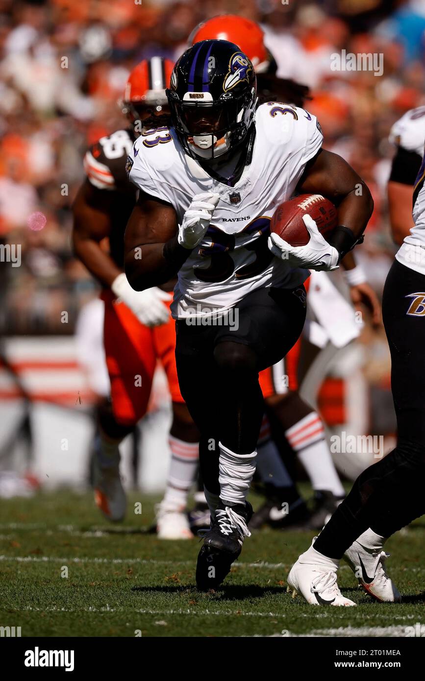 Baltimore Ravens running back Melvin Gordan III (33) runs with the ball ...