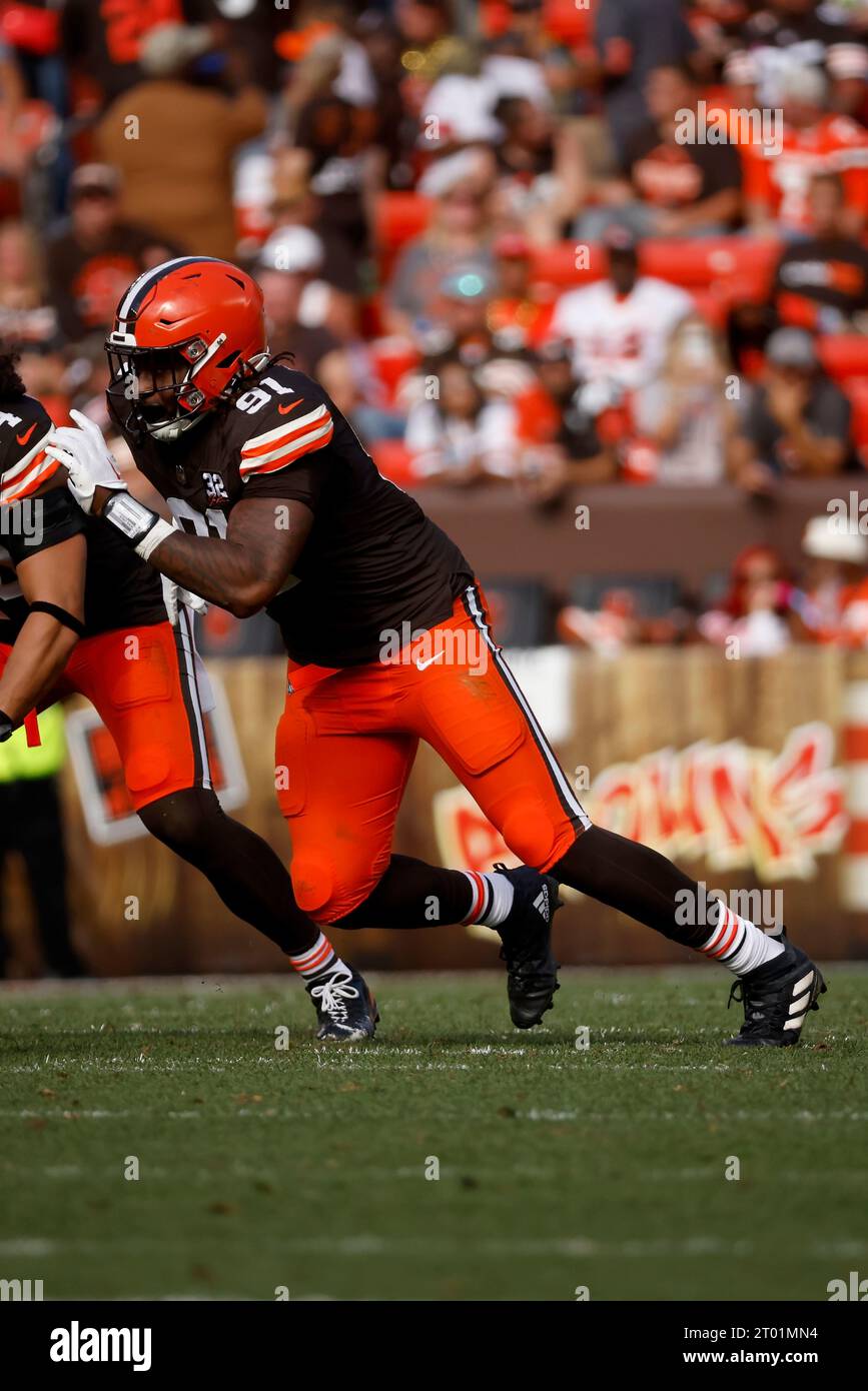 Cleveland Browns defensive end Alex Wright (91) runs off of the line of ...