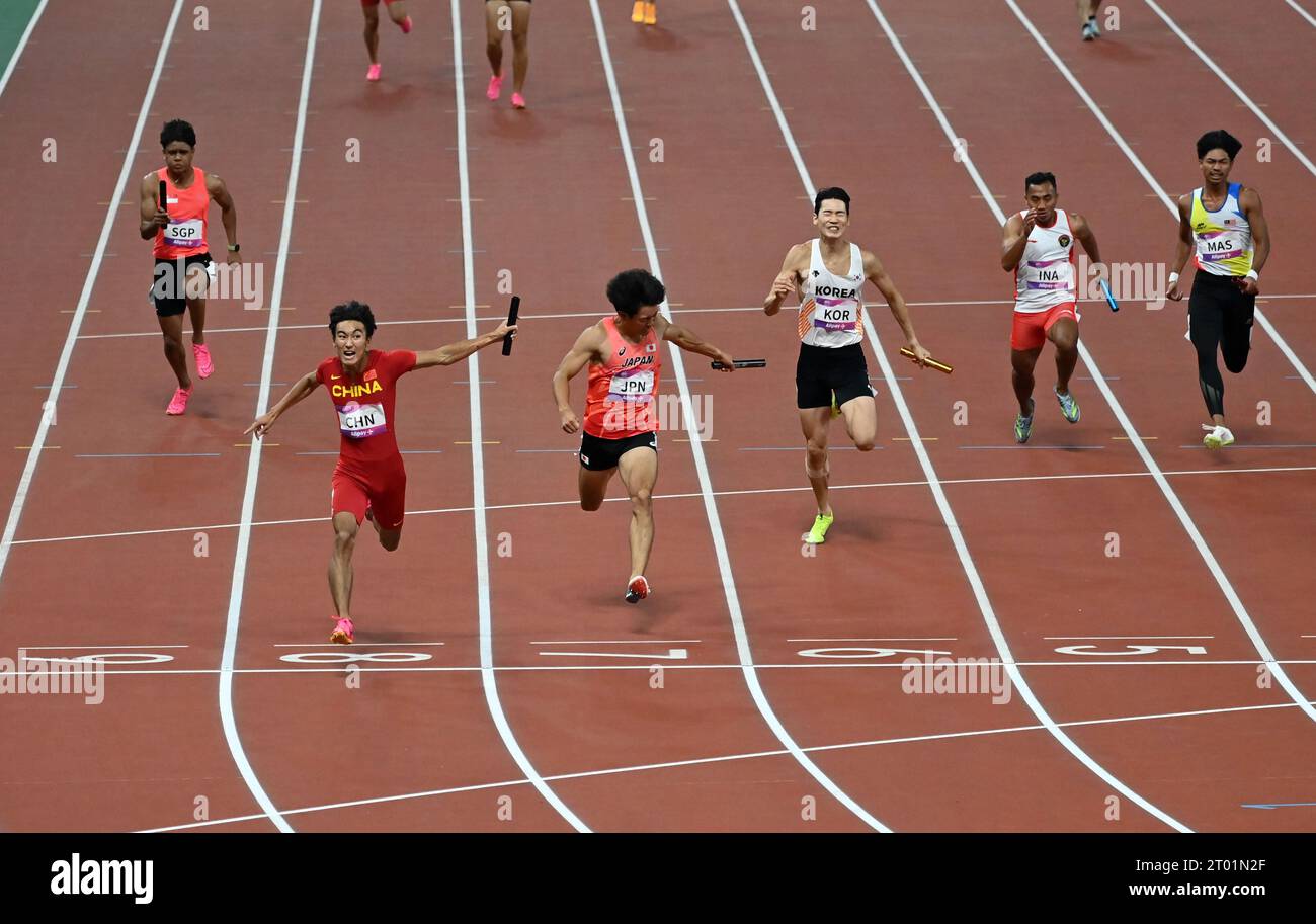 Hangzhou, China's Zhejiang Province. 3rd Oct, 2023. Chen Jiapeng (2nd L ...
