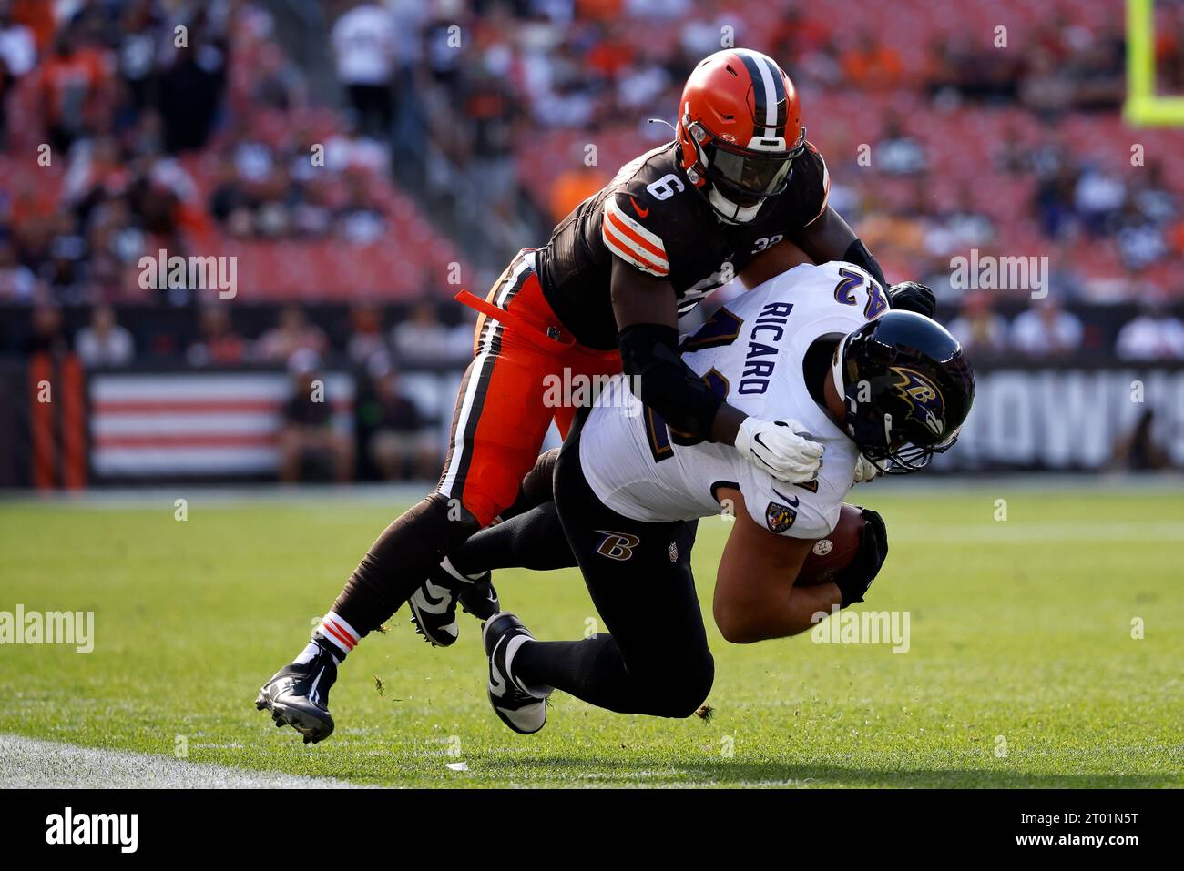 Cleveland Browns linebacker Jeremiah Owusu-Koramoah (6) tackles ...