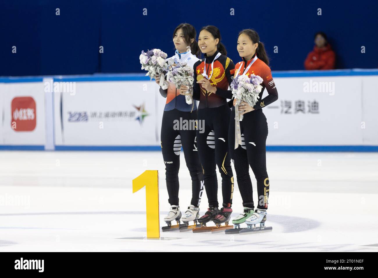 Shanghai, China. 3rd Oct, 2023. Gold Medalist Xu Aili (C) of China ...