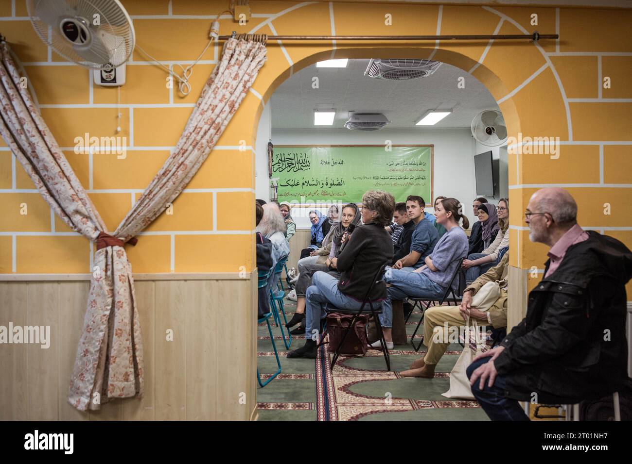 Hamburg, Germany. 03rd Oct, 2023. Interested visitors watch a ...