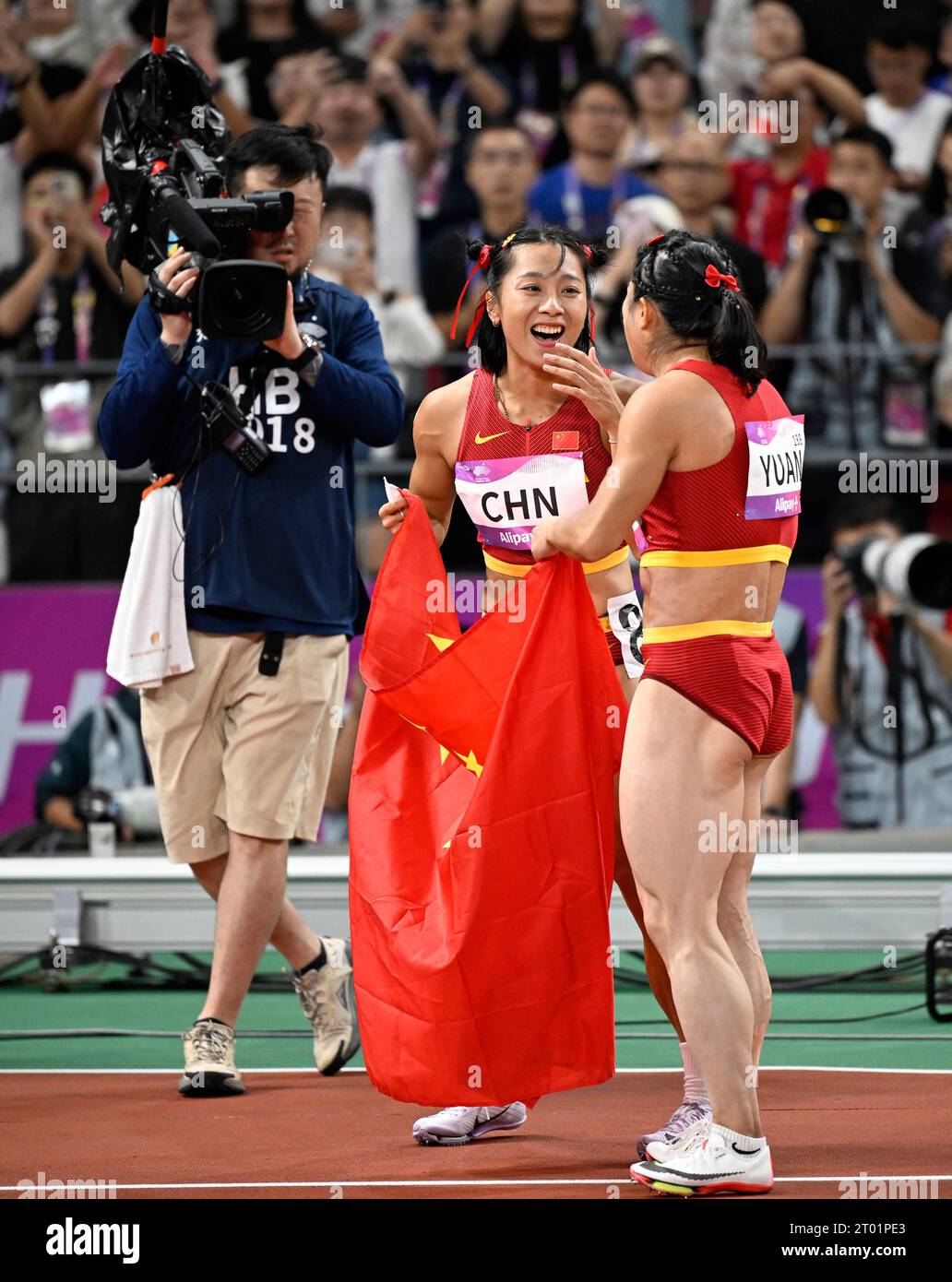 Hangzhou, China's Zhejiang Province. 3rd Oct, 2023. Ge Manqi(C) and ...