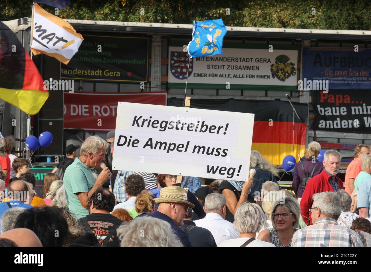 Gera, Germany. 03rd Oct, 2023. "Warmongers! The traffic lights must go ...