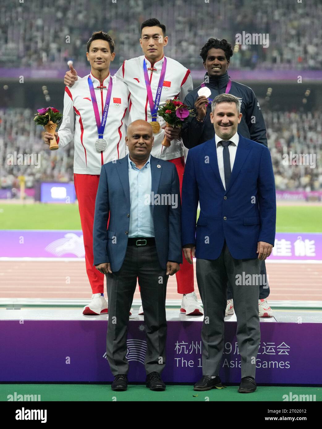 Hangzhou, China's Zhejiang Province. 3rd Oct, 2023. Gold medalist Zhu Yaming (C) of China ...